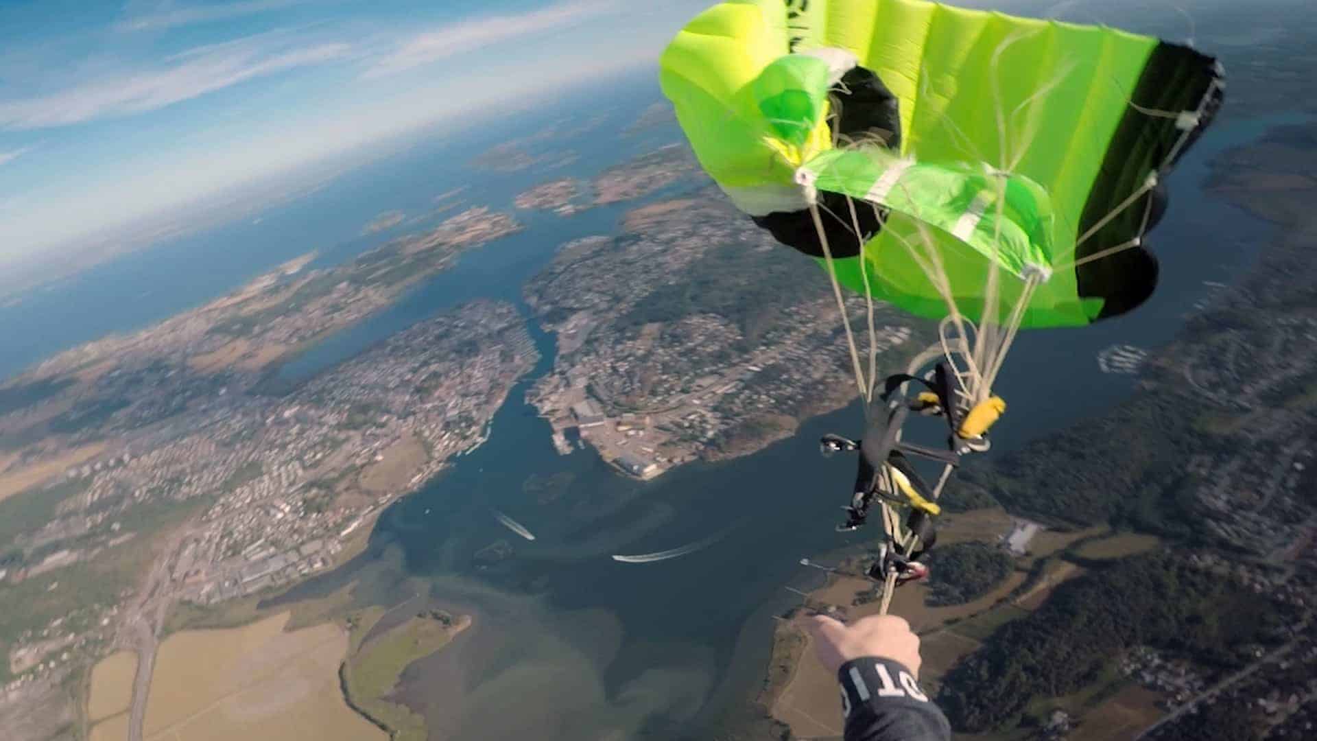Friday Freakout: Skydiver's Failed Cutaway, Parachute Line Snagged On ...